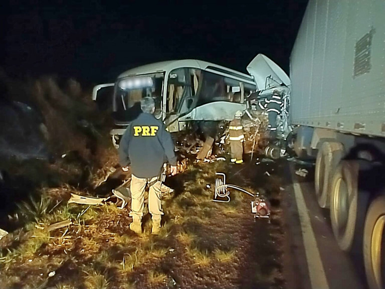 Acidente entre dois caminhões e um ônibus deixa uma pessoa morta - ClicRDC