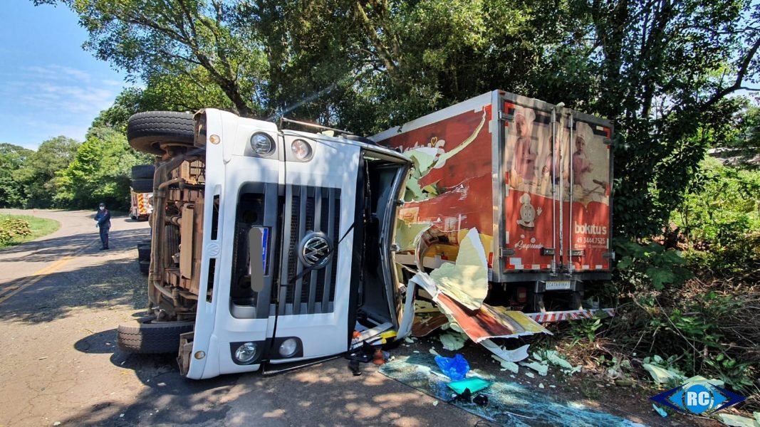 Uma pessoa fica ferida após colisão entre caminhões no Oeste de SC - ClicRDC