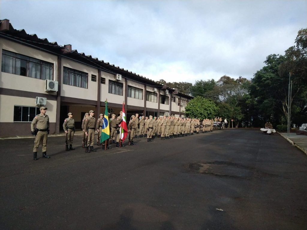 Solenidade de formatura com promoção de praças e oficiais marca a ...