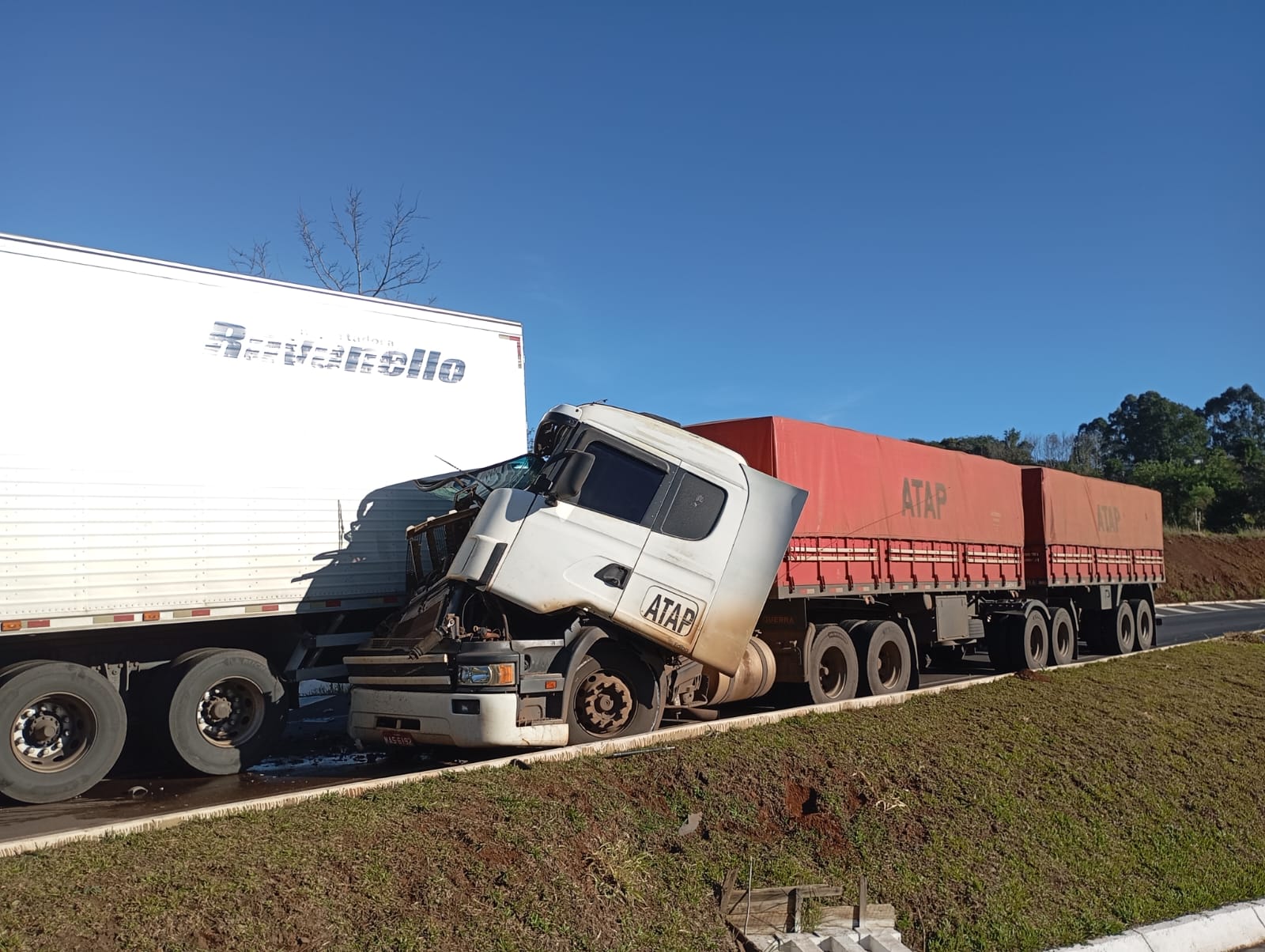 Acidente entre dois caminhões interdita pista no Oeste de SC - ClicRDC